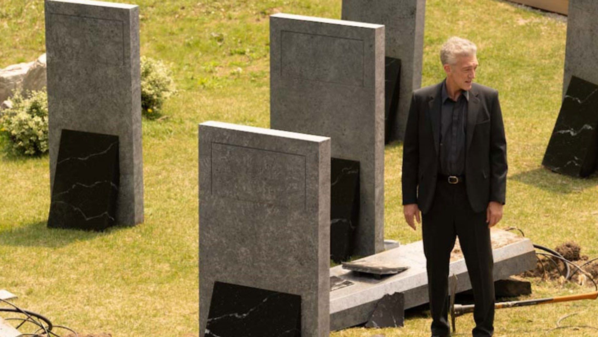 [FFF 2025] The Shrouds Review – Cronenberg Seems To Pick Odd Topics ...